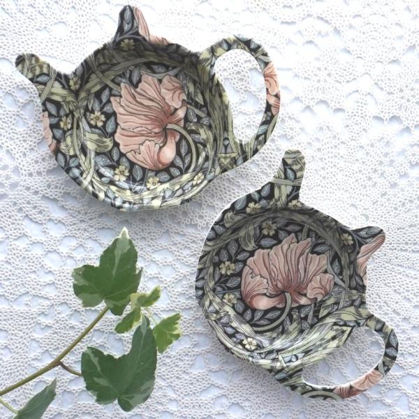 約13×10cm　2枚メラミンイギリスデザイン中国製電子レンジ不可ティーポットの形をした、おしゃれなティーバッグトレイの同柄2枚セットです。こちらはオレンジ系カラーのピンパーネルブラッシュ柄になります。ティーバッグをカップから出した後に置く...