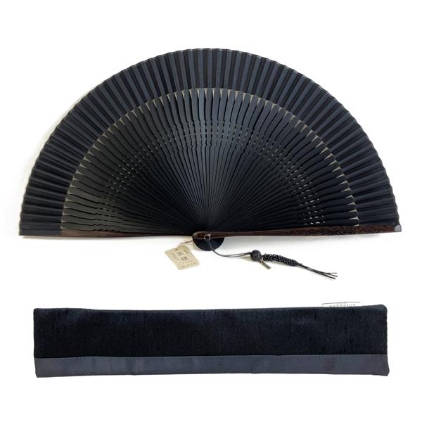 60間の絹扇子。硬く比重の高い黒檀に昇り龍を彫刻致しました。素彫り故の、大変深みのある親骨に仕上がりました。男性に人気のモチーフ”龍”のお扇子を、是非夏の必須アイテムとしてご活用下さい。[こちらの商品は布扇子です]※送料無料/着荷日時指定不...