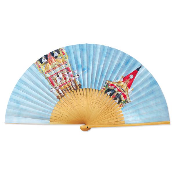 ♪コンコンチキチン　コンチキチン・・・・・・・♪京都の街に夏の訪れを告げる祇園祭。日本情緒を味わえるお祭りとして【祇園祭】のお扇子を、海外へのお土産にもご利用下さい。こちらは男性用のお扇子です。鉾をひく都大路、陽炎立つ初夏の京都。材質/白竹...