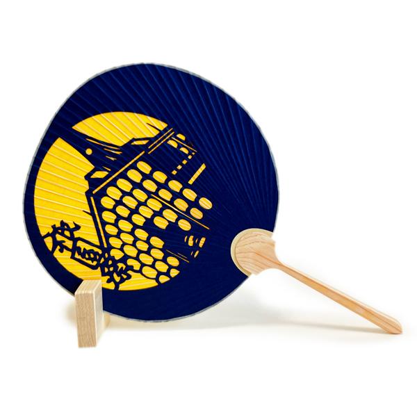 お部屋を彩る飾り団扇紺と黄色のコントラストが粋な祇園祭の飾り団扇です。プレゼントにも嬉しい化粧箱入り。大切な方へ、またはお世話になった方への贈り物としてもおすすめです。〜都うちわ〜都うちわは、団扇面と把手が別に作られ、細骨を一本づつ放射状に...