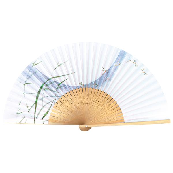 癖のない涼やかな色彩で描かれた夏の情景−−扇面に大きく配された月は、柔らかな光をこぼし、飛び交うトンボたちを見守っています。どこか懐かしい、そんな郷愁を喚起する実用扇子です。※こちらの商品は実店舗と在庫共有を行なっております。ご購入の際売り...