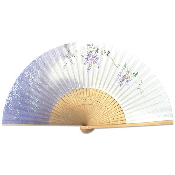 お手ごろ価格・普段着感覚のお扇子京都の伝統技術によって作られた男女兼用紙扇子。シンプルな白い扇面に紫にけぶる藤の花がデザインされています。藤の花は、古来より日本人に親しまれ、枕草子には第37段、39段、84段と登場します。藤の花は　しなひ長...
