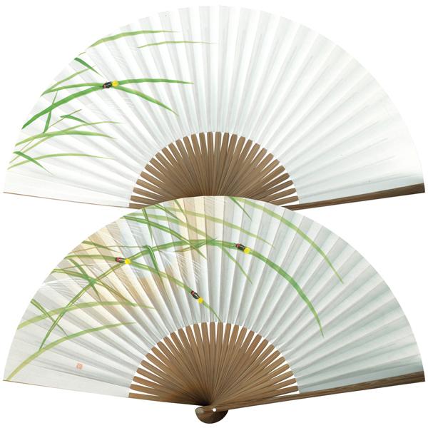 職人による両面手書きの本格派扇子です。表面は高級感溢れる淡い銀色地紙で、裏面は白パールを採用しております。一枚一枚丁寧に描かれたモチーフは今にも動き出しそうな躍動感に溢れる仕上がり。デジタルでは表現できない手書きならではの妙を是非ご堪能くだ...