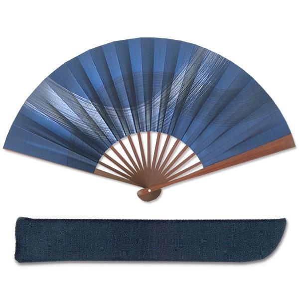 一般的には高座扇として親しまれている形のお扇子を夏扇子として作りました。紺色地に黒と銀の二色でしけ引いた柄がお洒落で好評を博しております。同系色、紬調無地の扇子袋とセットし、化粧箱にお入れしてお届け致します。贈答品としても、ご自身の実用扇子...