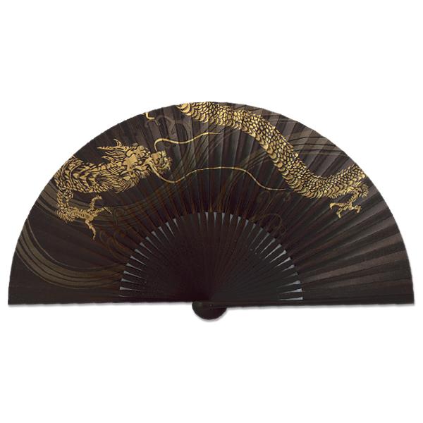 伝統の技術に支えられた男性用京扇子をお届けいたします。漆黒の扇面に風を操る黄金龍がその身を躍らせます。シルクスクリーンの龍は、その長い体を彩る、うろこの一枚一枚も丁寧に印刷されております。袋とセットして贈答品にもできる一品。ぜひ、ご利用くだ...