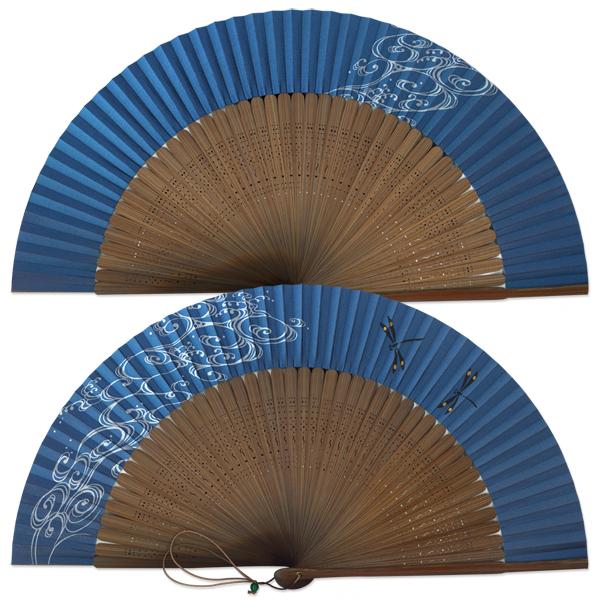 苦難や災厄を流し去る流水紋をあしらい、「不退転」のトンボを配した商品。落ち着きのある紺色が涼を添えます。派手すぎずシンプル過ぎず。どんなお召し物にもマッチする7寸5分45間の優雅なお扇子です。※こちらの商品は実店舗と在庫共有を行なっておりま...