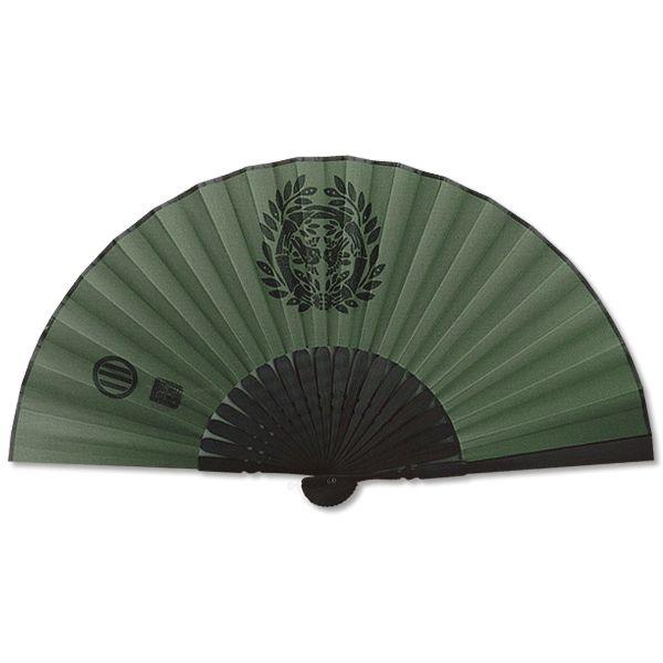 伝統の技術に支えられた男性用扇子をお届けします。戦国武将に由来するシンプルで力強いお扇子です。大人気の武将扇子シリーズが、2015年に新たなカラーバリエーションへリニューアルしました。ワンポイントの家紋(又は武将のアイコン)が非常にお洒落。...