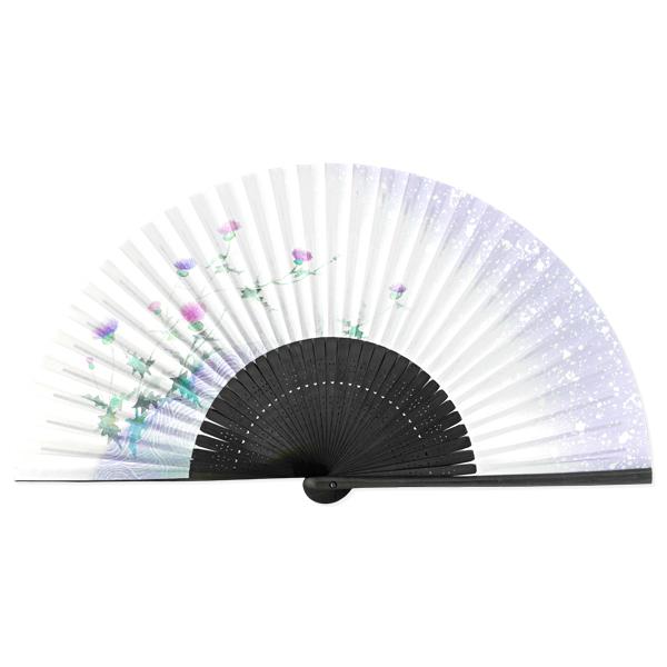 6.5寸(女性用)の紙扇子です。スコットランドの国花、あざみ( 薊 / thistle )キリスト教では聖花として。また、北欧神話では雷神トールの花とされており、魔除けや落雷除けのモチーフとして扱われています。涼やかな配色が魅力の商品。是非...