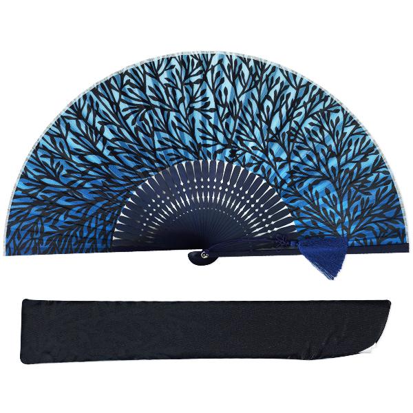 純国産本物京扇子です。扇面シルクの薄くて上品なお扇子です。優雅で華やかなシルエットが浮かぶ扇面はまるでアールヌーヴォーのステンドガラスを彷彿とさせます。誂えの扇子袋はシマーなラメが輝く黒地の扇子袋です。扇面と同じシルエットを配し、光の角度に...