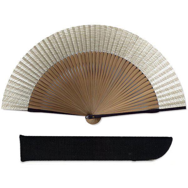 伝統の技術に支えられた京扇子を身近にお使いください。 グレーの地紙に渋い漣(さざなみ)。どんな服装にも合わせやすく、落ち着いた雰囲気のお扇子です。扇面は日舞の扇子の上絵に施す箔絵技法を使い、密やかに揺れる波を表現。中骨の形状が通常と違う為、...