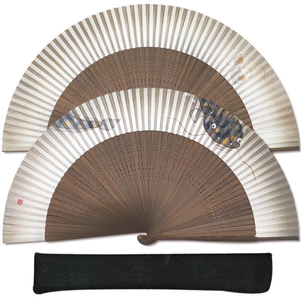 純国産本物京扇子です。伝統の技術に支えられた京扇子を身近にお使いください。白を染める薄墨の上を悠然と泳ぐなまず。鯰絵は江戸時代から人々の間で親しまれ、歌舞伎やお座敷遊びと言った様々な文化に影響を与えながら今日まで発展を遂げて参りました。泰然...