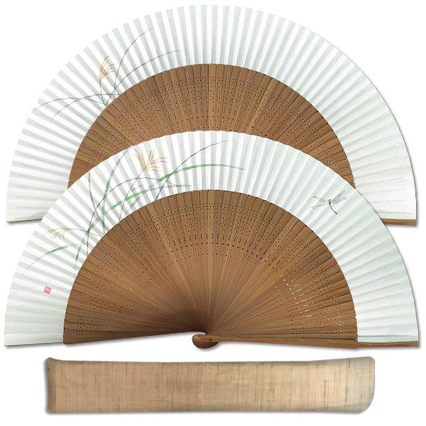 ほのかに輝く真珠色の扇面に伸びやかに描かれたすすき。どんな装いにも調和する上品な逸品です。図絵の出来栄えもさることながら、余白の美が冴え渡る構図です。扇子袋に爽やかな麻ぼかしの扇子袋をセットしております。ぼかしの色が美しく、夏らしい趣となっ...