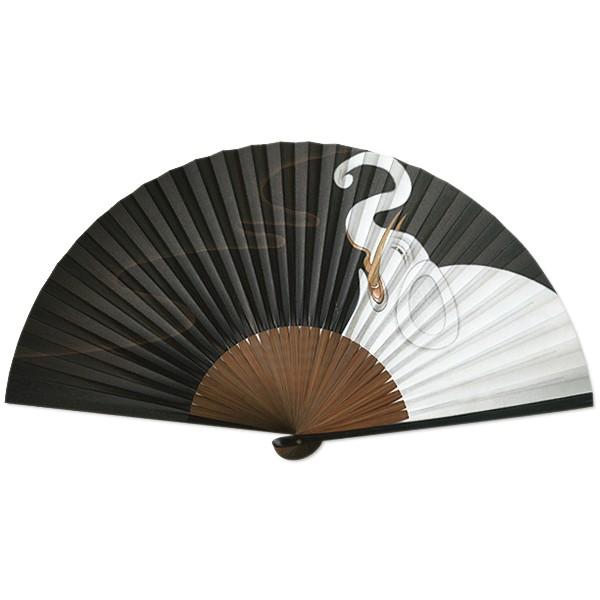 近年人気が高まっている伊藤若冲の【白象群獣図】をアレンジ。黒い背景に伸びやかに鼻を伸ばす白象はインパクト大です。インパクトだけではなく、漂う品は若冲ならでは。個性派の方は勿論、洋装に和をプラスされたい方にもお勧めです。紙扇子材質/親骨：黒染...