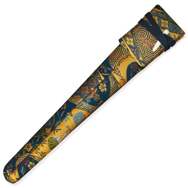 舞扇子用の雅な金襴の扇子袋です。こちらは舞扇子や、約30cmまでのお扇子を一本収納できる扇子袋です。折り返しの蓋部分には紐が付いており、先端にある爪で留めていただく仕様となっております。柄の配置等は生地の取り合わせにより、個体によって異なり...