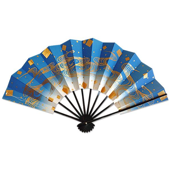伝統の技、美しい日本の舞扇子。こちらは日本舞踊で実際にお使いになる本物の舞扇です。そのため表と裏は同じ柄で、踊りの使用に耐えるようしっかりした作りです。落ち着いた青色の扇面に煌びやかな流水が彩を添えます。華やかな中にもしっくりとした落ち着き...