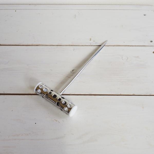 前モデルに対して、グリップ部分のデザインを変更して、軽快感と力強さを表現しました。全長２３０mmとシャフトの削り込みに、変更はありません。重量は１２８gと大型の〆具としては、驚くほど軽量に出来ていて、操作感は抜群です。数々の大物を〆てきた信...