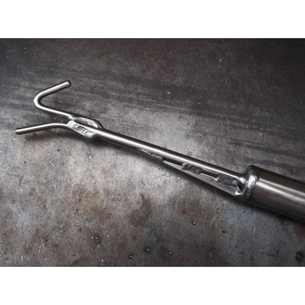 クロマグロのキャスティングではキャッチアンドリリースの重要性が高まっていますが、大型のマグロは力も強く、生きたまま針を外すのは危険な作業です。なるべく安全に尚且つ、魚の生存率も高めたいという要望に応えて、鮪用の針外しを製作しました。弦の高い...