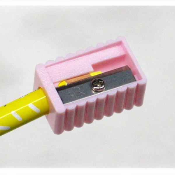 ＼＼ 在庫がある場合は０〜１営業日で出荷します／／＼＼お急ぎの方は日付指定をしない方が早く届きます！／／【商品名】チャコペンシル専用削り器（19-133）KAWAGUCHI製チャコペンシル専用の削り器です。芯が折れにくく、マーキングに適した...