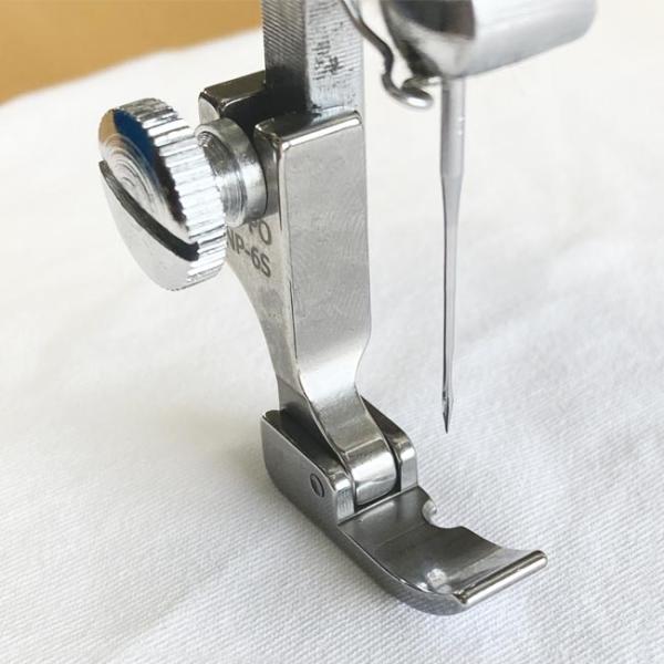 ＼＼ 在庫がある場合は０〜１営業日で出荷します／／＼＼お急ぎの方は日付指定をしない方が早く届きます！／／【商品名】右端縫い自由押え　ＮＰ−６Ｓ針より右側が無い為、右端ギリギリを縫う場合に便利です。押え金の右端から１mm入ったところに針が落ち...