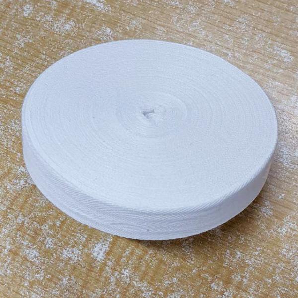 ＼＼ 在庫がある場合は０〜１営業日で出荷します／／＼＼お急ぎの方は日付指定をしない方が早く届きます！／／【商品名】綾織テープ　 白  （綿100％）  ３０ｍ巻　１５ｍｍ綿100％の薄くて平らな綾織のテープです。接着テープでは有りませんので...