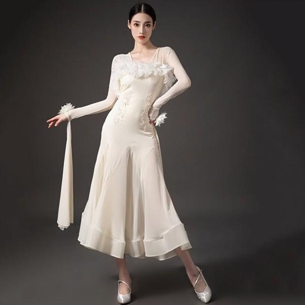 [ セット内容 ]ドレス１点「記載のないアクセサリー、小物等は付属しません」[ カラー ]ベージュ[ 素材 ]ナイロン[ サイズ ](cm)S/着丈120　     バスト76  袖丈50M/着丈120　     バスト80  袖丈50L/...