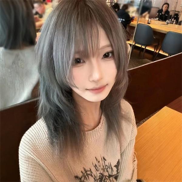 [ セット内容 ]ウィッグ※こちらの商品は、個人差等ございますので、商品ご到着後、お客様ご自身より手くしやカット等多少の調節が必要な場合もございます。「記載のないアクセサリー　小物等は付属しません」[ カラー ]グレー[ 素材 ]高温耐熱フ...