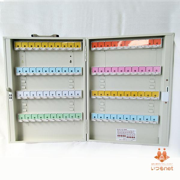 ■商品名■【キーボックス】TATA デジタルキーボックスNK型 (マグネットシート付）寸法： 高さ×横幅×奥行　 500mm×375mm×62mm付属品：取り付けネジアンカープラグキーホルダー　×80カラーマグネット　×4マグネットシート　...