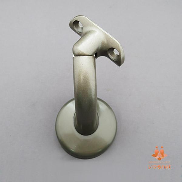 ■商品名■35Ф 可動 壁取り付け 手すり金具 首振り寸法： 取付座（丸）直径　43mm奥行　65mm壁から手すり取り付け部中心　50mm※35mmの手すり用の壁付けブラケットです。手摺受は左右に動きますので角度変更可。階段等にもお使いただ...