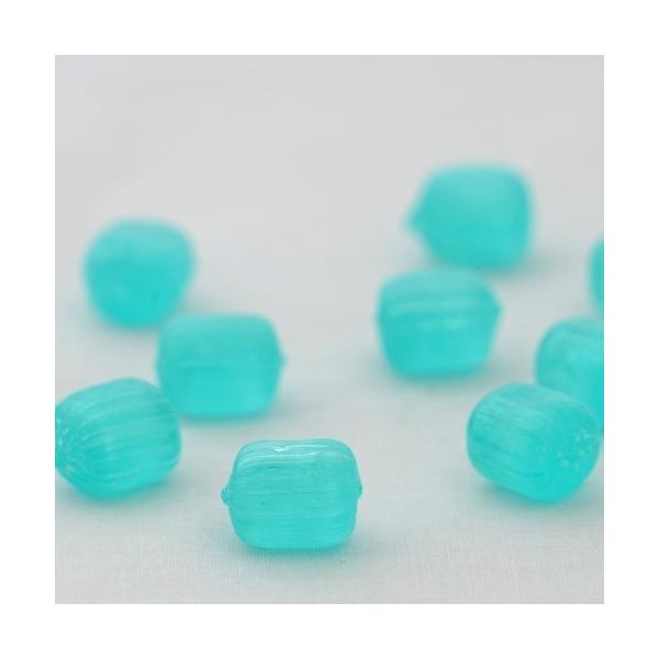 昔懐かしいサイダー味を彩り鮮やかに伝統の技法で京飴に致しました。京の味を一粒一粒丁寧に上質の砂糖と水飴のみで炊き上げた懐かしい味の飴。独自の製法で甘さを程よく抑えてありますので、いくつでも飽きずにお召し上がりいただけます。※個別包装なし（約...