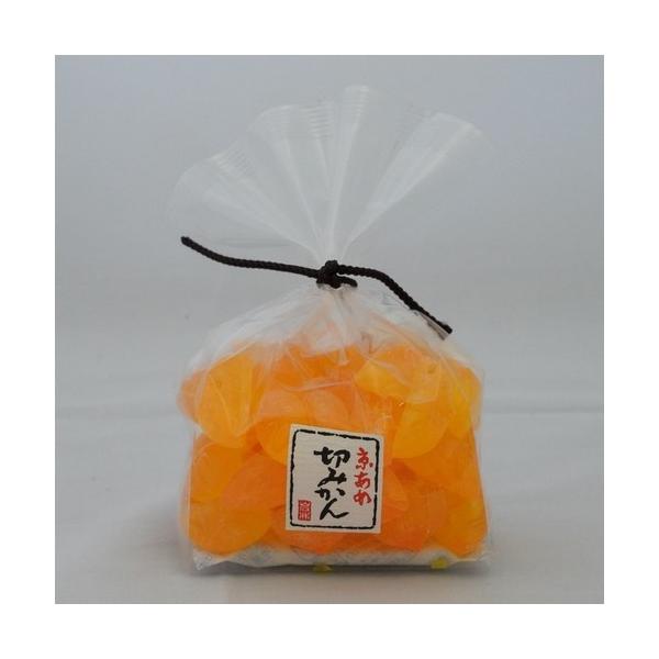 みかん味の京飴をみかんの形に裁断したキャンディです。【原材料名】砂糖、水飴、酸味料、香料、着色料（赤106、黄4）【内容量】約30粒入り/130g ※個別包装なし【賞味期限】365日【保存方法】高温多湿を避け、開封後なるべくお早くお召し上が...