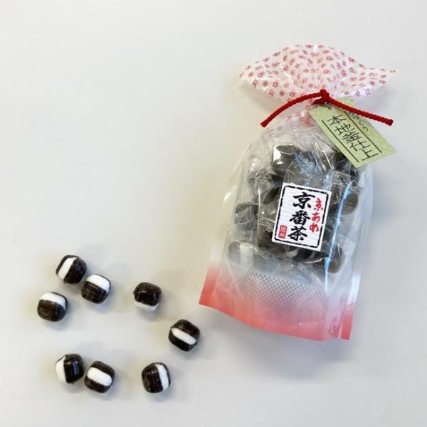 宇治の飴屋の珍しい茶飴茶処 宇治の飴屋がつくる「京番茶飴」。香ばしい京番茶の味わいが口いっぱいに広がります。※飴は一粒一粒個包装しています【原材料名】砂糖、水飴、京番茶葉【内容量】約22粒入り/90g ※個別包装あり【賞味期限】365日【保...