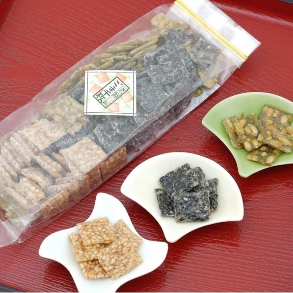 京都の飴の和菓子。さっぱりとした甘さとゴマの味わい。あられのような歯ごたえのあめ菓子です。白ごま・黒ごま・抹茶の3種類の味が楽しめます。お茶請け（おちゃうけ）に最適。【原材料】グラニュー糖、水飴、黒ごま、白ごま、ぶぶあられ、抹茶【内容量】1...