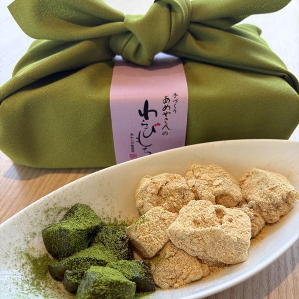 本わらび粉を使用した手作りわらびもちをお中元ギフトに仕上げました。きな粉をまぶしたわらびもちと宇治抹茶わらびもち。飴屋がプロデュースしたここでしか味わえない京都定番の和スイーツ。■「お届け希望日・のし」を希望される方へ（※メッセージ記入欄に...