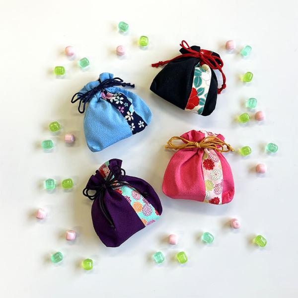 使用している巾着は2つの生地から作成されており、手間暇がかかるため数に限りがございます。春らしいパステルカラーの飴ちゃんは、甘酸っぱく優しいお味の苺ミルク、さっぱりと懐かしいサイダー、すっきりとした甘さのメロン。女性に人気な3種類となってお...