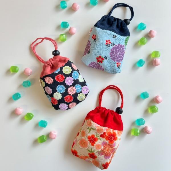 使用している巾着は2つの生地から作成されており、手間暇がかかるため数に限りがございます。春らしいパステルカラーの飴ちゃんは、甘酸っぱく優しいお味の苺ミルク、さっぱりと懐かしいサイダー、すっきりとした甘さのメロン。女性に人気な3種類です。ほっ...