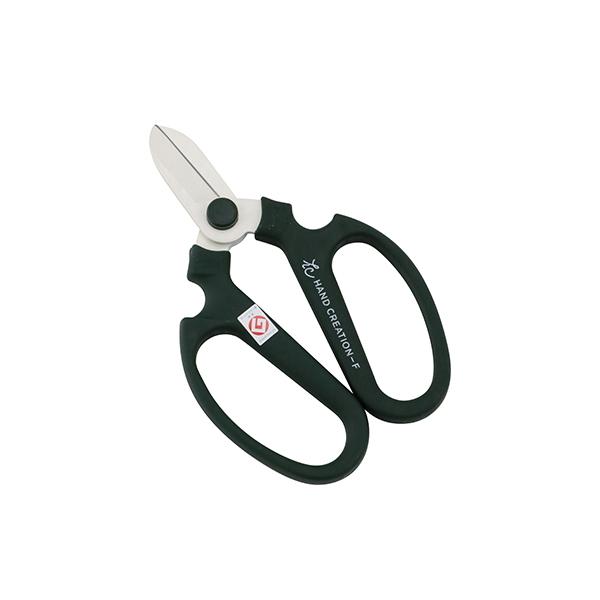 【サイズ】幅110 ×高さ170 ×奥行き18mm 重量160g【用途】フラワーアレンジメントなどの園芸作業。【機能・特徴】フッ素樹脂加工でサビに強いです。汚れも簡単に落とせます。収納に便利な刃先ケース付です。プラスチックハンドルの末端まで...