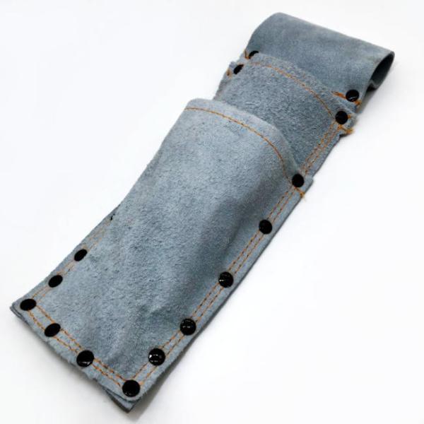 【主材料】・床皮 【サイズ】・全長：約300mm・幅 ：約100mm【特徴】・ポケット部がゆたりと取ってありますので、鋸鎌の他、なた・植木鋏・折込み鋸・鎌用砥石等の持ち運びにも適しています。［ 剪定 植木鋏 収穫鋏 園芸 鋏 ハサミ はさみ...