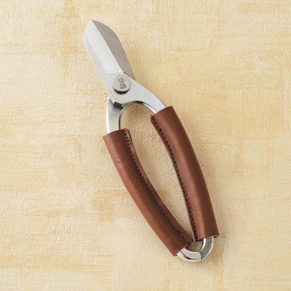 材質・刃物用炭素鋼(1070V鋼)・硬質クロームメッキ・牛革●革を巻いたお洒落な花鋏！●刃部にシブヤニがつきにくいフッ素コーティング！●柄部はくぼみに人差し指を添える使いやすさで切れ味の軽さを実現！