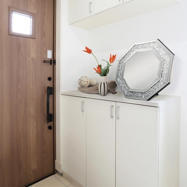 壁掛け・卓上の2WAYです。風水で縁起が良いとされる八角形で運気アップ！クリスタル調の装飾が豪華です！◆スタンド付で、壁掛け・卓上のどちらにもご使用できます。◆裏面塗装になります。◆厚みが4cmあるので、重厚感があります。◆鏡周りに散りばめ...