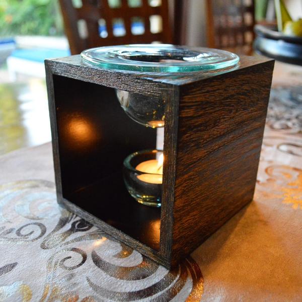 「当店オリジナル｜Teakonia（ティーコニア）」南国バリ島の職人が手がけた、アンティーク調のアロマポット。天然木チークとバリガラスの組み合わせが、空間に上質な癒しをもたらします。本体には、使い込んだような風合いを演出するエイジング加工を...