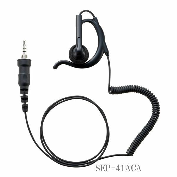 オープンエアー型のイヤホンです。ケーブル長が約70cmのカールコードで、外れにくい耳かけ式です。ジャック部分はねじ込み式で外れにくくなっています。左右どちらの耳にも装着可能です。※イヤホンマイクではございません！■対応機種FTH-107/F...