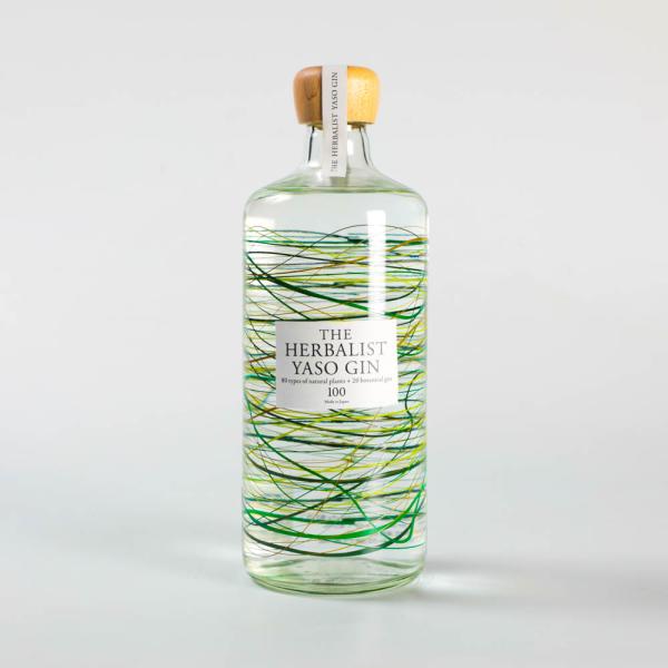 THE HERBALIST YASO GINは、これまでとは製造方法を一新しています。まず大きく変わったのは蒸留機。蒸留所の大型蒸留機を使用し、少しずつ温度を上げ時間をかけて丁寧に蒸留することでボタニカルの風味を損なうことなく香りのよいジン...