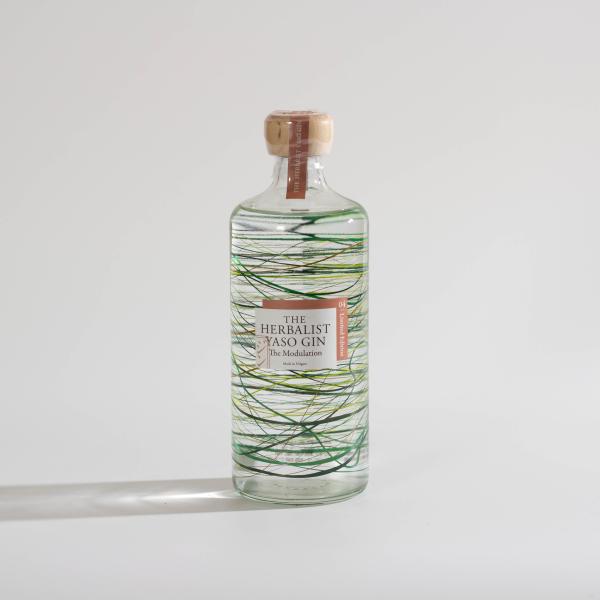 レギュラー品の1つでもあるオレンジジンをベースに、5種類のスパイスを加えアレンジを施したエネルギッシュなジンです。 ジュニパーベリーのパーツと2種類のオレンジピールがふんだんに使っているオレンジコラムパーツを蒸留する際に、通常よりも蒸留回数...