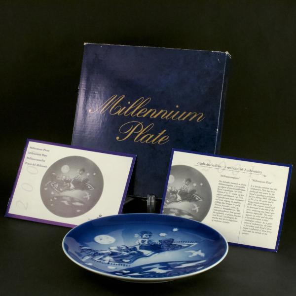 メーカー：デンマーク ロイヤルコペンハーゲン（Royal Copenhagen）原産国：デンマーク素材：磁器Alt number：1903101Artist：Sven Vestergaardサイズ：直径183mm x 厚み23mm（約）重量...