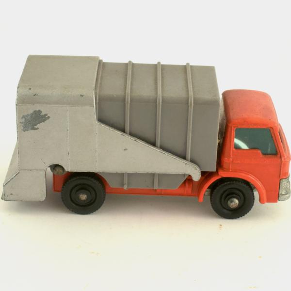 メーカー：イギリス レズニー（Lesney Products）原産国：イギリス素材：金属/樹脂スケール：1/95外箱：なし商品状態：中古品（古物）です。色ハゲ・汚れ・腐食があります。商品番号：mn285