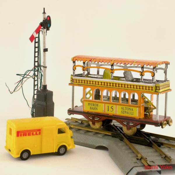 メーカー：不明原産国：中国素材：金属スケール：不明サイズ：長さ90mm x 幅30mm x 高さ65mm（約）x 軌間18.5mm（約）重さ：37g（約）外箱：なし商品状態：中古品（古物）です。スレ傷・色ハゲ・腐食があります。写真の線路・信...