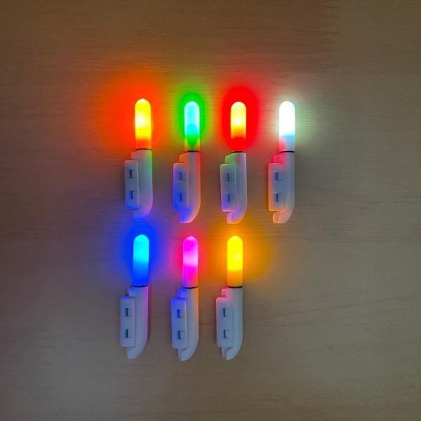 穂先ライト7色セットセット販売になります(*^▽^*)竿先に付けられる電池式のケミホタルです。繰り返しお使い頂けるので、コスパ良好です♪（電池は付属しません）対応電池‥BR435。BR425。国内メーカー品だと竿先ライト１個『800円』位（...