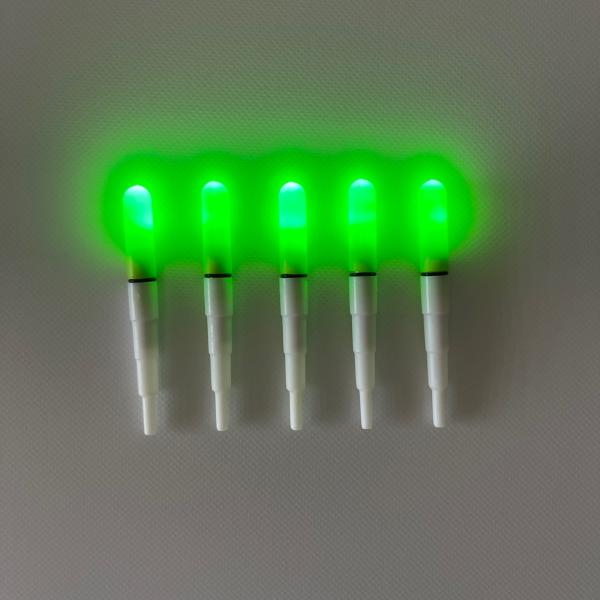 『高輝度  ウキトップ』グリーン点灯5本の出品です♪先っちょが丸いタイプになります♪電気ウキのトップなど様々な用途で使用頂けます♪様々なウキに装着可能の優れもの！！電池式なので繰り返し使う事が出来コスパ抜群です♪明るく視認性抜群♪夜釣りもし...