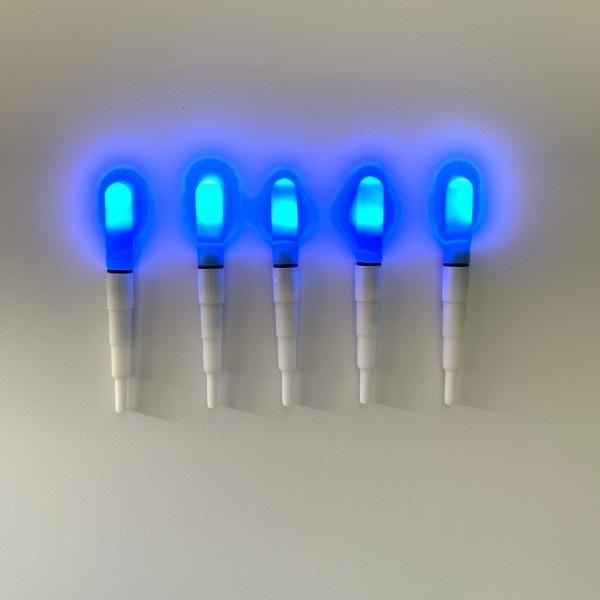 『高輝度 ウキトップ』ブルー点灯5本の出品です♪先っちょが丸いタイプになります♪電気ウキのトップなど様々な用途で使用頂けます♪様々なウキに装着可能の優れもの！！電池式なので繰り返し使う事が出来コスパ抜群です♪明るく視認性抜群♪商品スペック全...