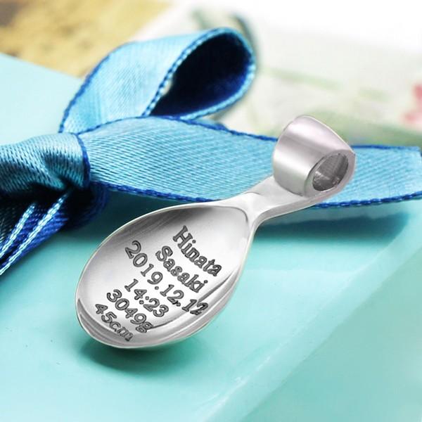 スプーンはスープやご飯をすくうことから幸せをすくい上げる力があると言い伝えられてます。お名前を入れてお子様の誕生記念にはもちろん、プレゼントや自分用にも！チェーン1本が付属、オプションで長さの変更が可能です。無料でメッセージ刻印が出来ます。...